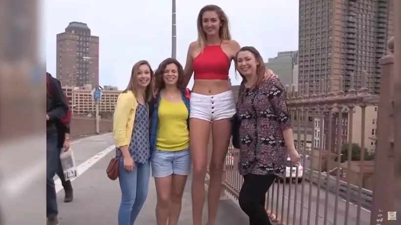 Видео: 9 аварга охин, тэднийг харахад ийм байж болохгүй юм шиг санагддаг