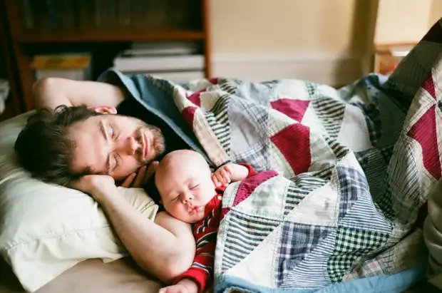 Mutlu babaların ve bebeklerinin 20 sevimli resmi
