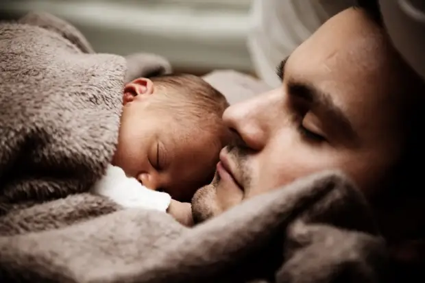 20 søte bilder av glade pappaer og deres babyer