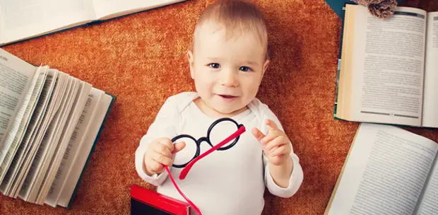 Bebé con libros e lentes