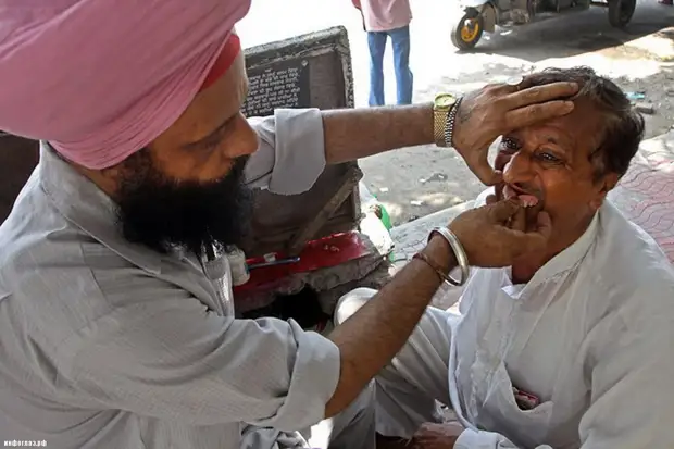 Como traballan os dentistas na India