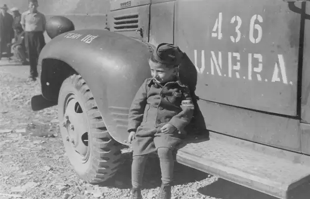 4-year-old Jozef Janek Schleifstein in Buchenwald shortly after the liberation of the camp by the Americans. | Photo: i87.beon.ru.