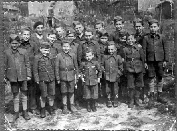 Józef (canol, blaendir) gyda phlant eraill o Buchenwald ar ôl cael eu rhyddhau. | Llun: yadvashem.org.