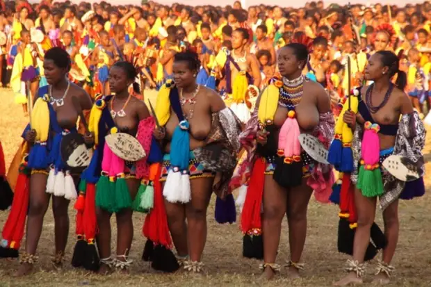 Tusenvis av nakne jomfruer på ett stadion: hvordan kongen av Swaziland velger en jomfru kone, konge, swaziland