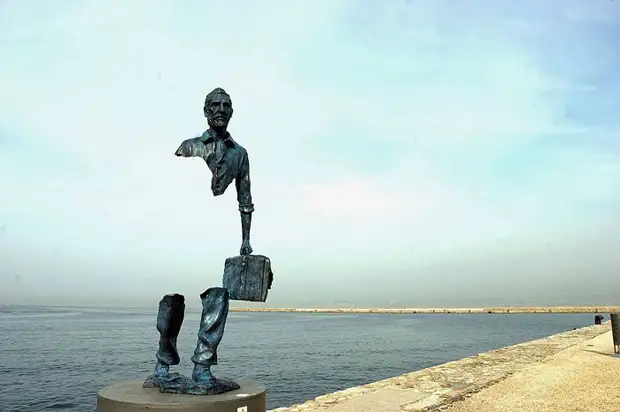 De skulptuer fan Bruno Catalano waard yn 2013 yn de haven fan Marseille ynstallearre.