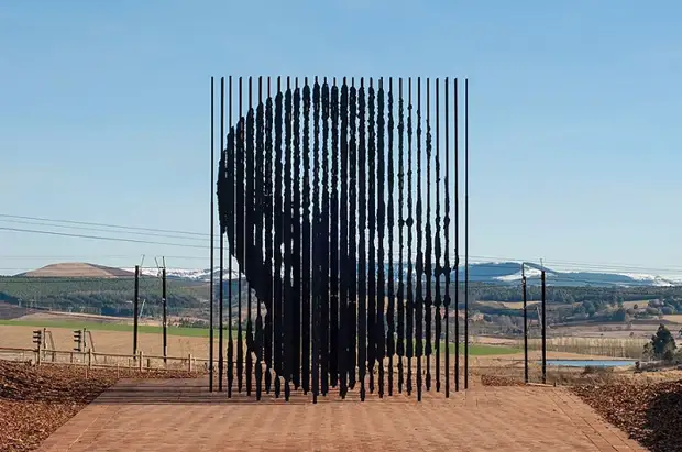 Monumint foar Nelson Mandela - ien fan 'e meast ferneamde minskerjochtenaktivisten.