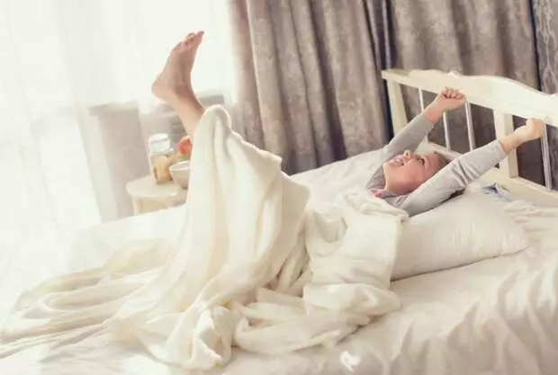 Yoga în pat: Asana leneșă de dimineață în pat, care va da vigoare și pozitiv