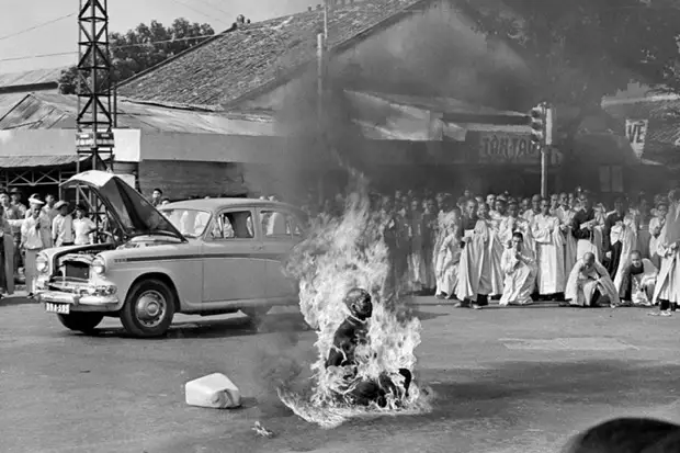 The monk who burned himself. | Photo: thevintagenews.com.