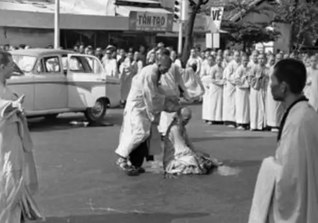 Monk Kuang Duc is poured with gasoline from a can. | Photo: oldpicz.com.