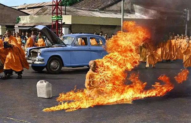 'n Momentopname van 'n brandende monnik. 1963 jaar. | Foto: img1.joyreactor.cc.