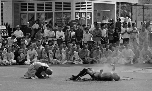 Tubuh seorang biarawan yang terbakar. | foto: oldpicz.com.