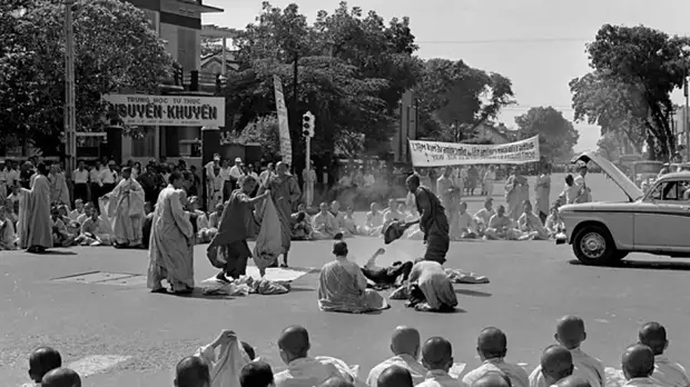 La monaĥoj forportas la korpon de la forbrulita Quang Duc. | Foto: thevintagenews.com.