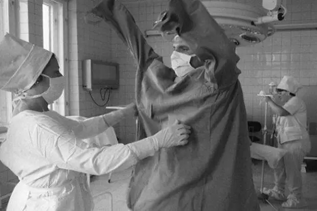 Rahasia Chernobyl yang tidak nyaman: Setiap orang yang dirawat di Moskow meninggal. Semua orang yang sampai di klinik Kiev selamat