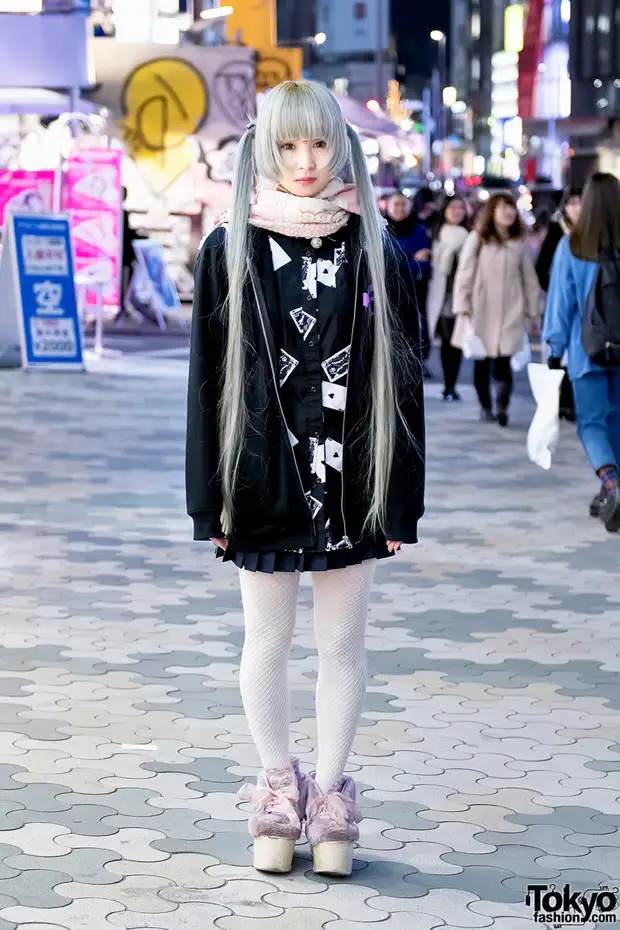 Stilingi japonų madų kostiumai Tokijo gatvėse