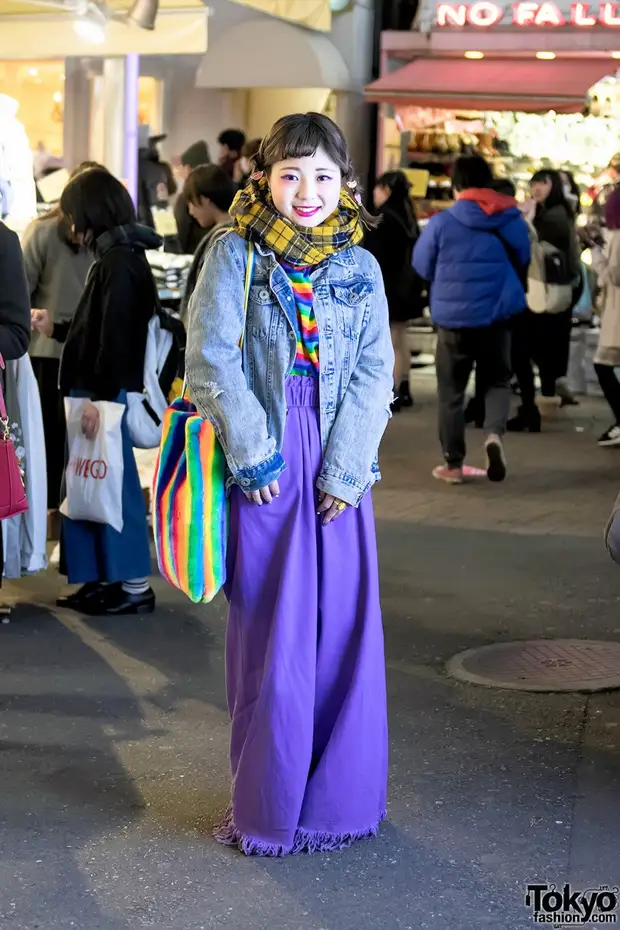 Japoniako modazaleen jantzi dotoreak Tokioko kaleetan