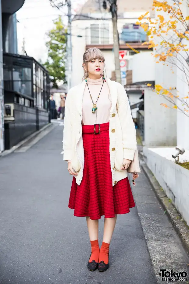 Traxes elegantes de fashionistas xaponesas nas rúas de Tokio