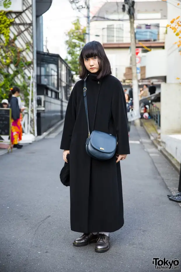 東京の路上で日本のファッショニスタのスタイリッシュな衣装