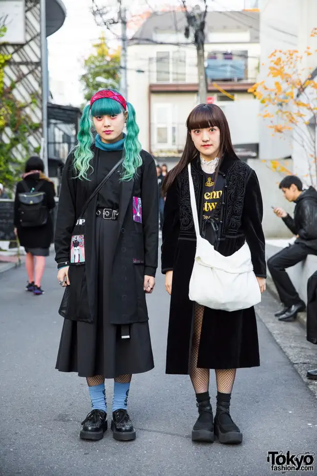 Stylvolle uitrustings van Japannese fashionistas in die strate van Tokio