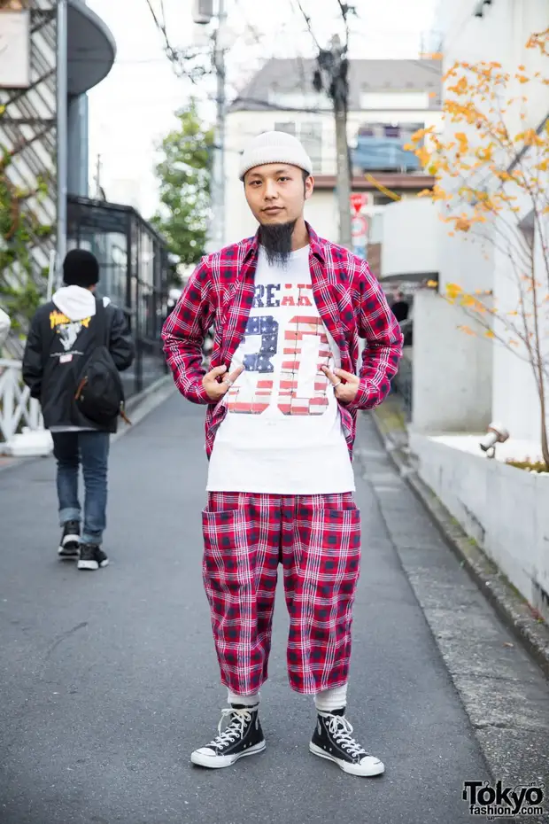 Stilingi japonų madų kostiumai Tokijo gatvėse
