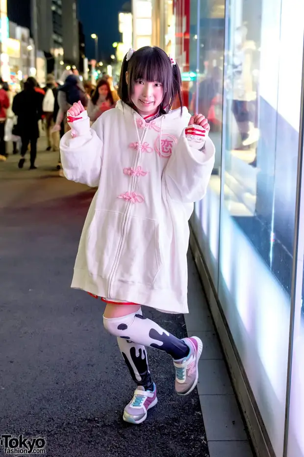 Elegantaj kostumoj de japanaj modistoj sur la stratoj de Tokio