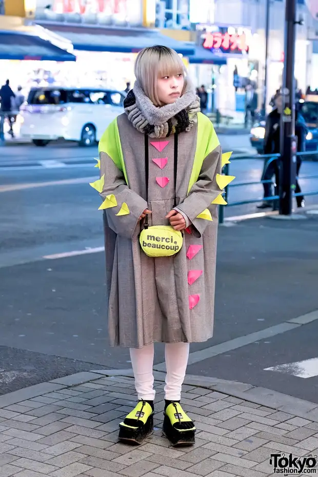 Stilfulde outfits af japanske fashionistas på gaderne i Tokyo