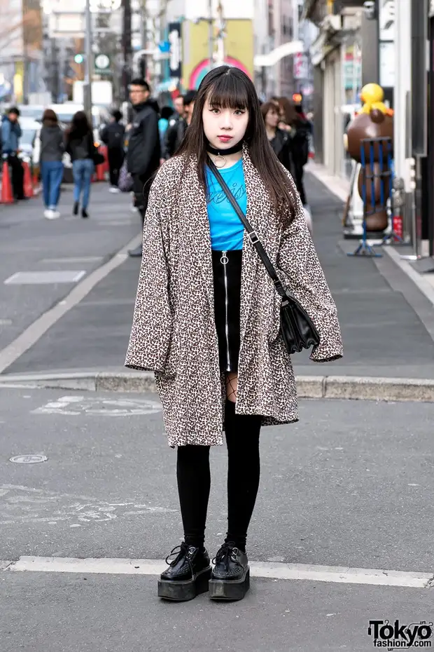 東京の路上で日本のファッショニスタのスタイリッシュな衣装