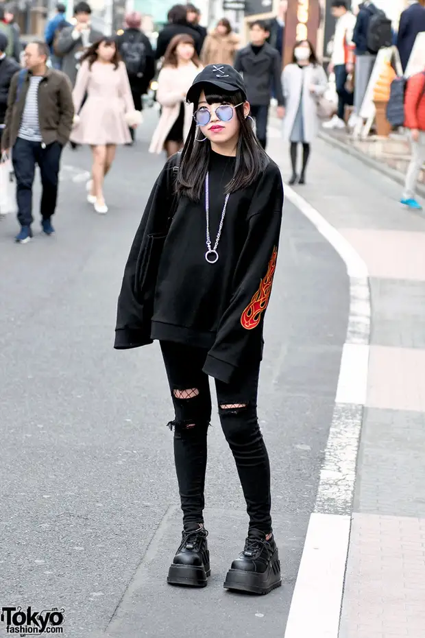 Stylvolle uitrustings van Japannese fashionistas in die strate van Tokio