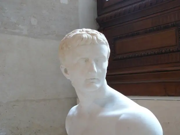 Bust anperè Tiberius nan Louvre la. | Foto: flickr.com.