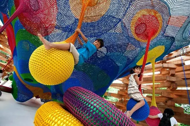 Parque infantil tejido en Japón