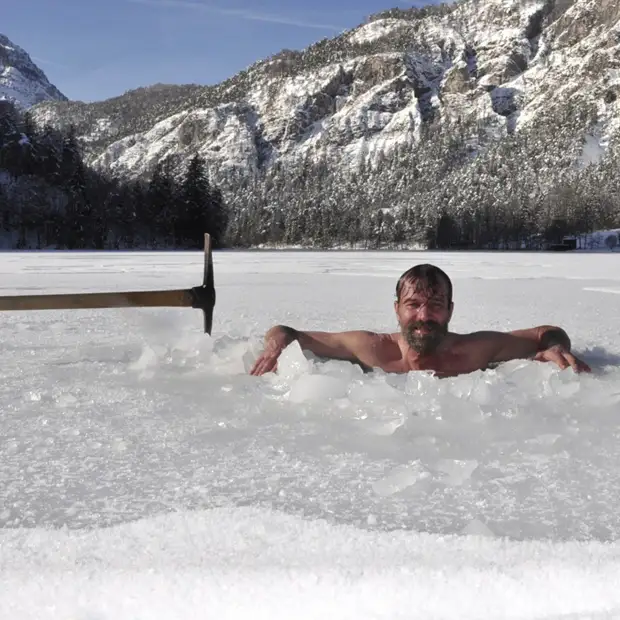 Wim Hof ​​yalnız şort geyinərək Kilimancaronun zirvəsinə qalxıb.