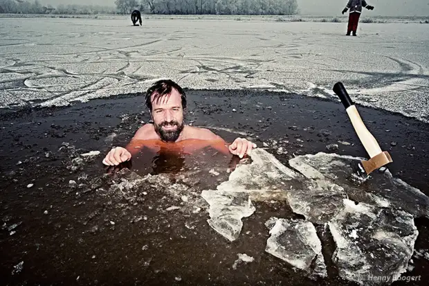 Wim Hof ​​ua luam dej 100 meters hauv qab lub glacier.