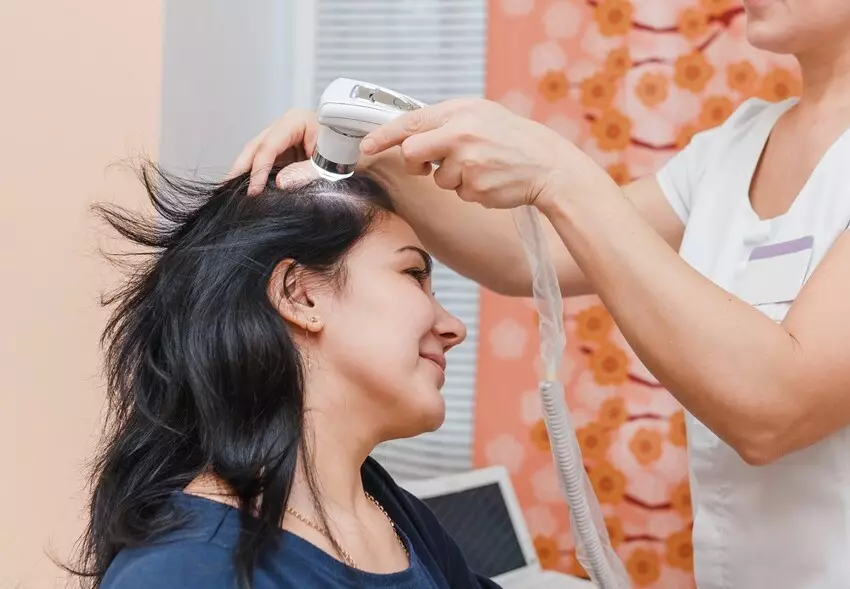 Chute de cheveux d'automne: causes et méthodes de prévention