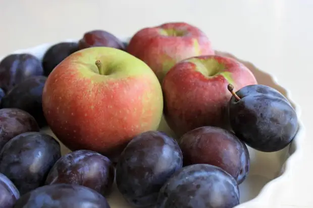 אילו פירות עוזרים לעצירות: רשימה של פירות בריאים