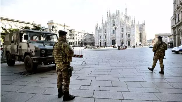 väljakul Milano katedraali ees