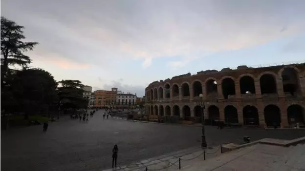 Colosseum-plassen i Verona