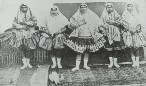 Teater of werklikheid: wie word op die foto's van "Nasser ad-Din Shah se harem" uitgebeeld?