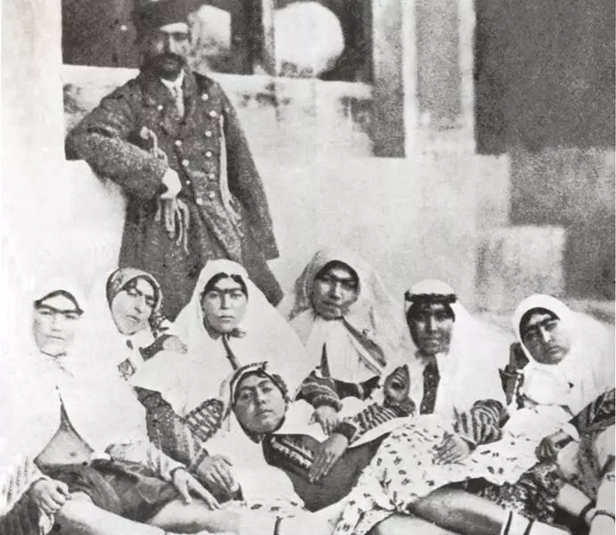 Teater of werklikheid: wie word op die foto's van "Nasser ad-Din Shah se harem" uitgebeeld?