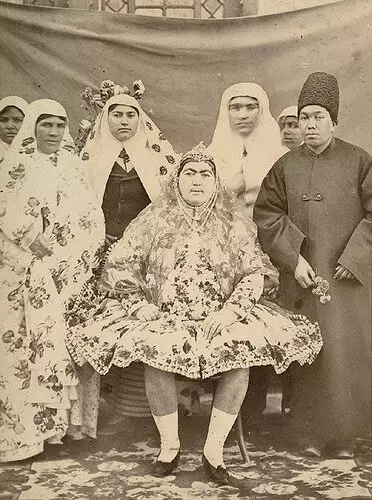 Teater of werklikheid: wie word op die foto's van "Nasser ad-Din Shah se harem" uitgebeeld?