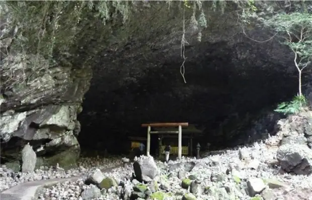 Ama-no-Ivato cave-grotto, umo mwarikadzi akavanda