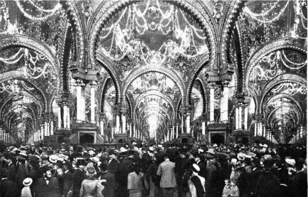 Palacio parisiense das ilusións con visitantes