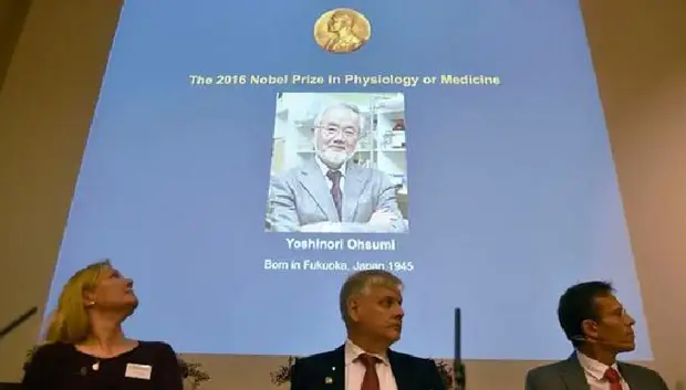 Nobelov nagrajenec 2016 Yoshinori Osumi dokazuje prednosti posta