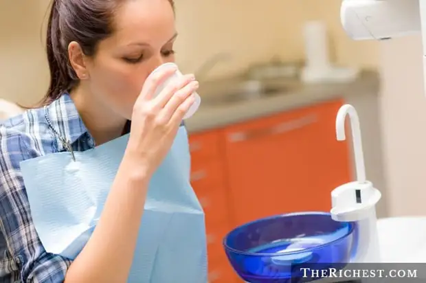 2. Não enxágue a boca depois de escovar o segredo dos dentes, dentista, fato