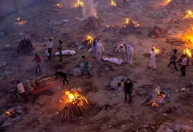 Οι θάνατοι από κορωνοϊό καίγονται μαζικά στην Ινδία