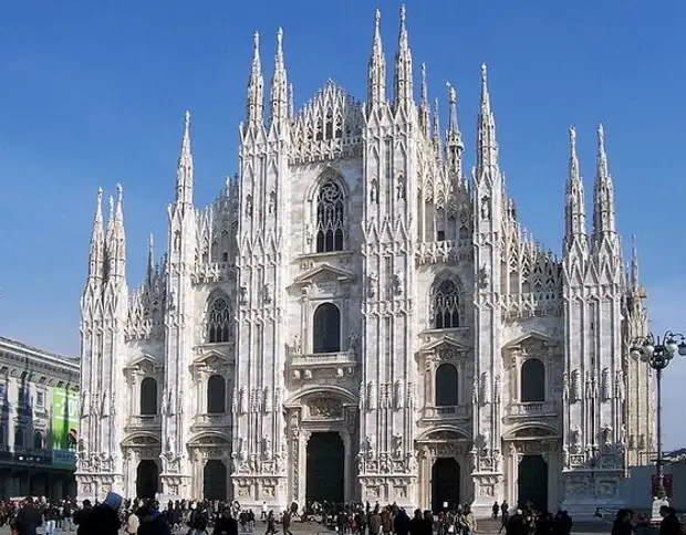 De katedraal fan Milaan waard boud foar hast heal tûzen jier