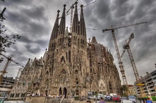Незавършена катедрала Гауди в Барселона