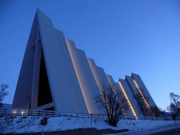 Lutherske Arktyske katedraal ferrast mei syn lakonike arsjitektuer