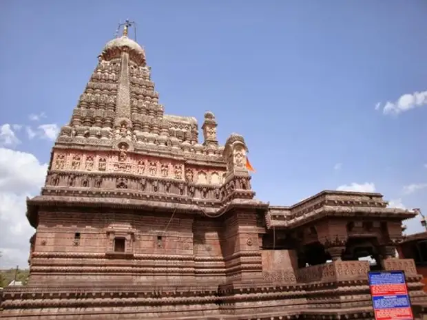 Le temple de Grishneshvor en Inde répond à d'étranges besoins