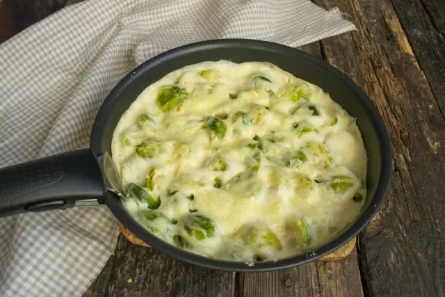 Brussel sprouts dina saos creamy kalawan kulit kéju siap