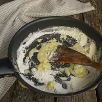 Tilsæt smør, bland med mel med en spatel og steg blandingen i flere minutter