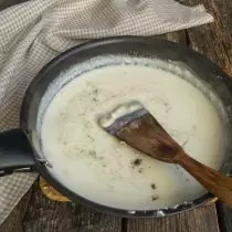 Kværn cremen med en smør-mel blanding, salt og peber. Varm op til kog og kog i 3 minutter